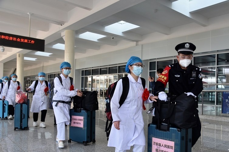 赣州铁警护航吉安援沪医疗队乘车