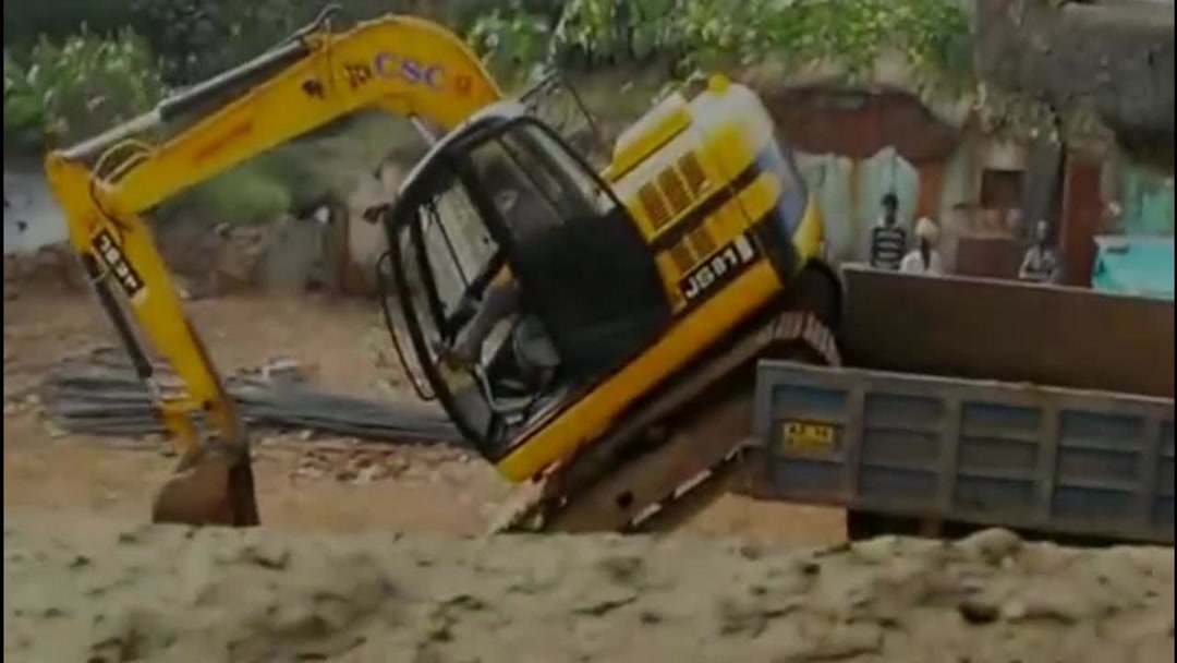 杰西博挖掘机上下车视频表演 高清