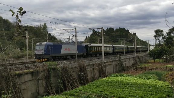 遂宁站附近拍车 成都到宁波的K424次列车进遂宁站!