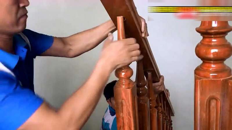 木工安装实木楼梯扶手,装完实在是漂亮,你会装吗?