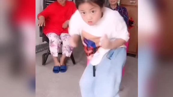 #表情包运动舞 这小女孩可爱吧!