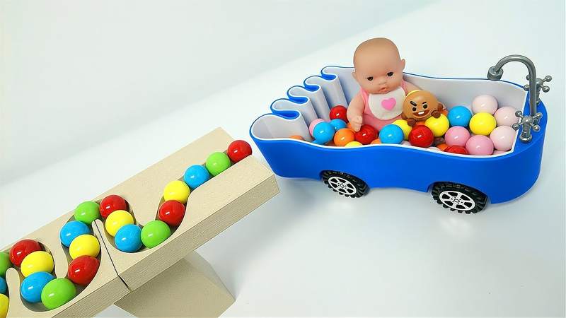 积木小球滚动通过轨道进入小车里