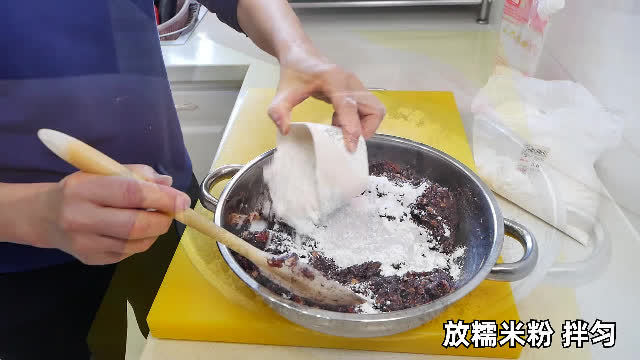 奶奶做黑米红豆糯米糕,酱炒豆角茄子,红枣花生糊