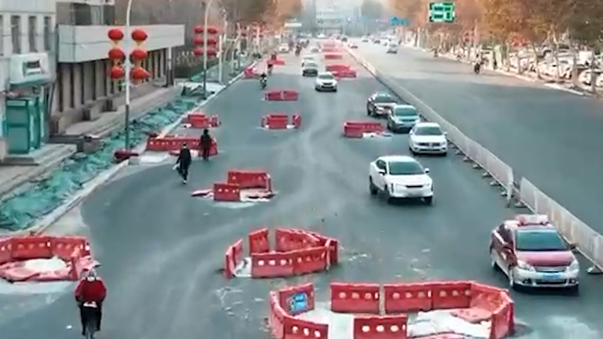 河北保定一路面施工被围似跑跑卡丁车现场,相关部门:会做一些安全措施