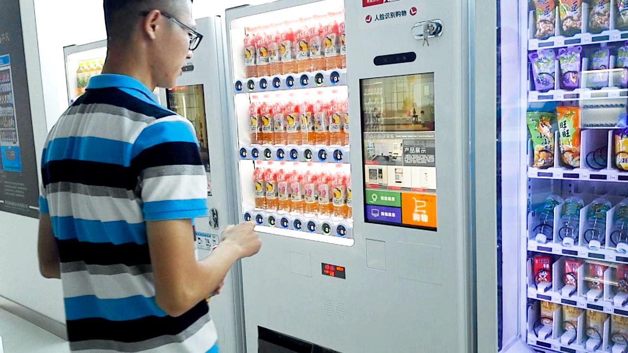 饮料自动售货机刷脸支付购物就是这么简单