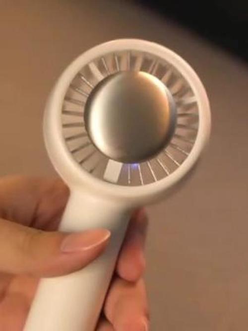 半导体制冷片通电后,上头的水快速结冰,安装半导体制冷片的小风扇,很...