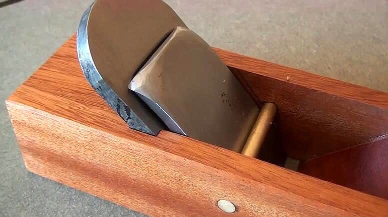 这才叫木工精品,老师傅自制一把木刨,看他使用真是太抢眼了