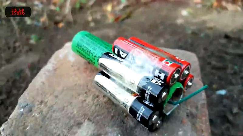 科学实验:炮仗VS电池,请注意保护好耳朵