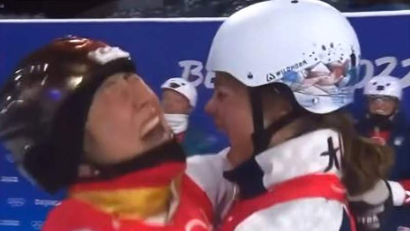 看哭了!徐梦桃夺冠 外国选手紧紧与她相拥大喊:桃桃我为你骄傲