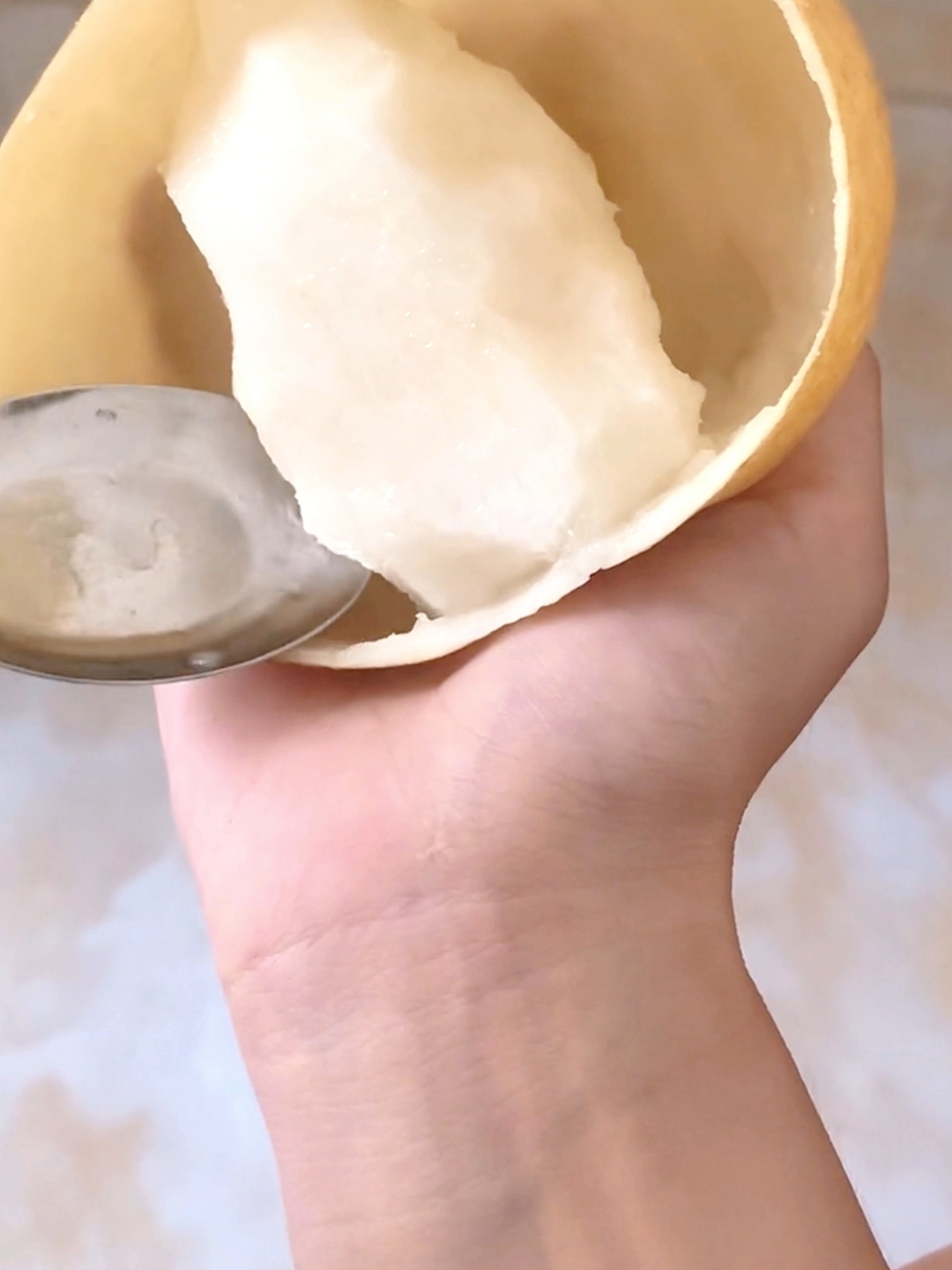 为了不吃梨子皮,用勺子把整个梨子都给掏空了,网友:怎么挖到核下面的...