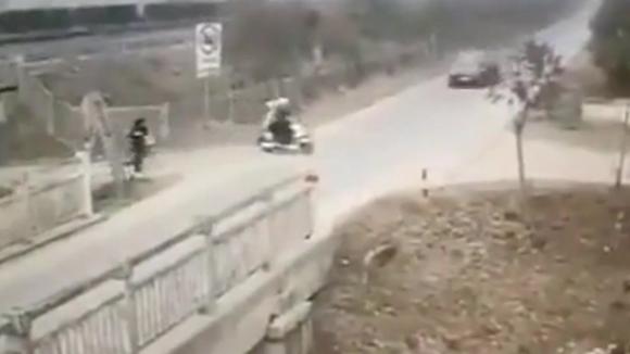 车祸猛如虎,车祸视频合集,路口集锦2,经过路口一定要减速备刹