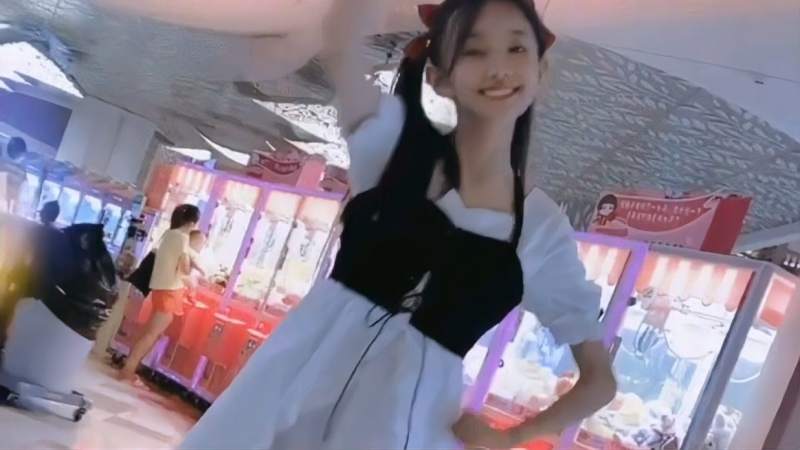 宋小睿萝莉版《日不落》跳得太起劲了,网友:她的成绩怎么样