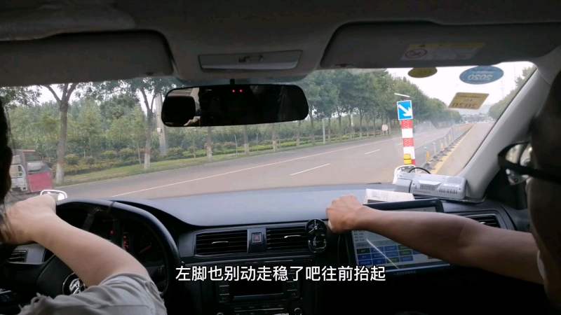 开过8年叉车的女司机,参加科目三模拟考试,吓得教练喊5遍停车