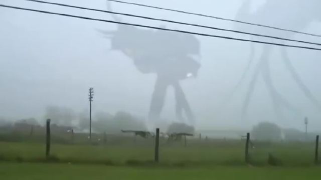 郊外出现不明巨型生物,会是外星人入侵地球吗?