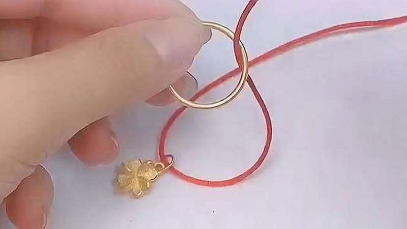 戒指怕丢掉,教你拴一根红绳,秒变吊坠!