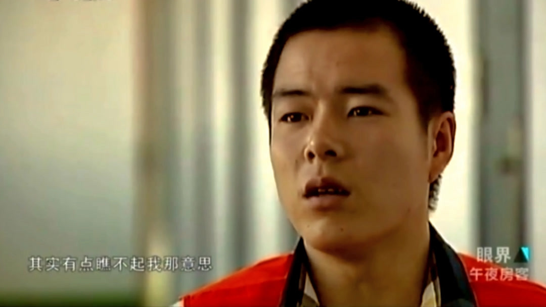 警方成功破获纵火案,嫌疑人指认现场时说话,让人气愤不已