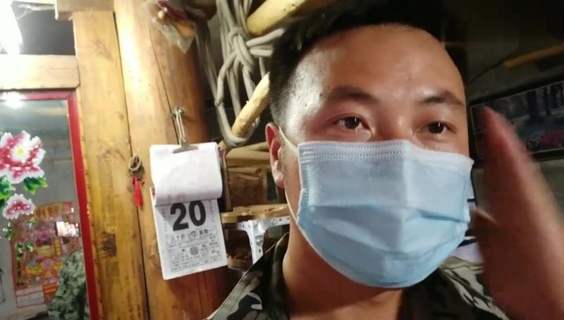 消防员搞起副业养蚕,带大家看看公母如何区分,靠自己拼尽全力