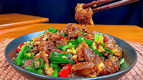 生炒排骨的家常做法,大厨详细讲解每一步,香辣入味,下酒又下饭