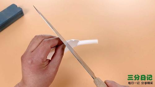 快速磨刀!厨房菜刀钝了,1分钟后像刮胡刀锋利,方法简单又实用