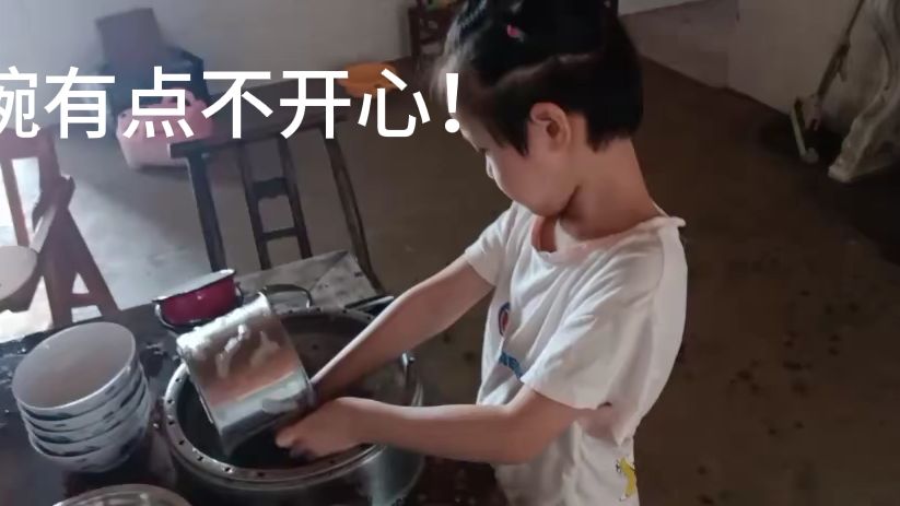 小朋友做点力所能及的家务事挺好,要从小培养爱劳动的习惯!
