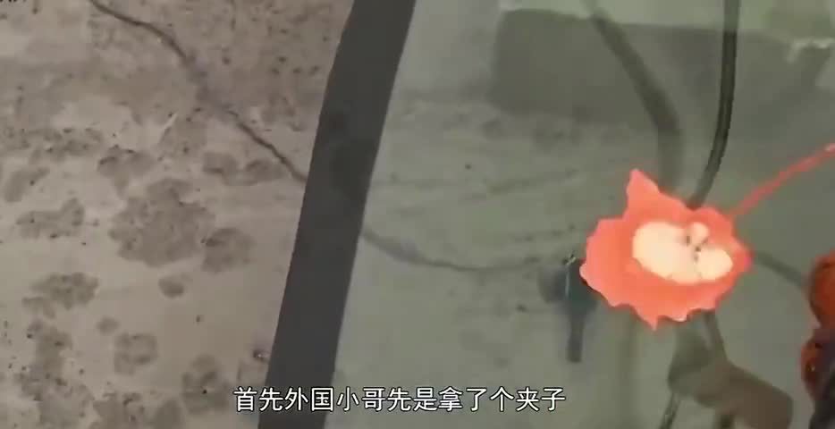外国小哥再做实验,熔化铜水倒在汽车挡风玻璃上,玻璃能坚持多久