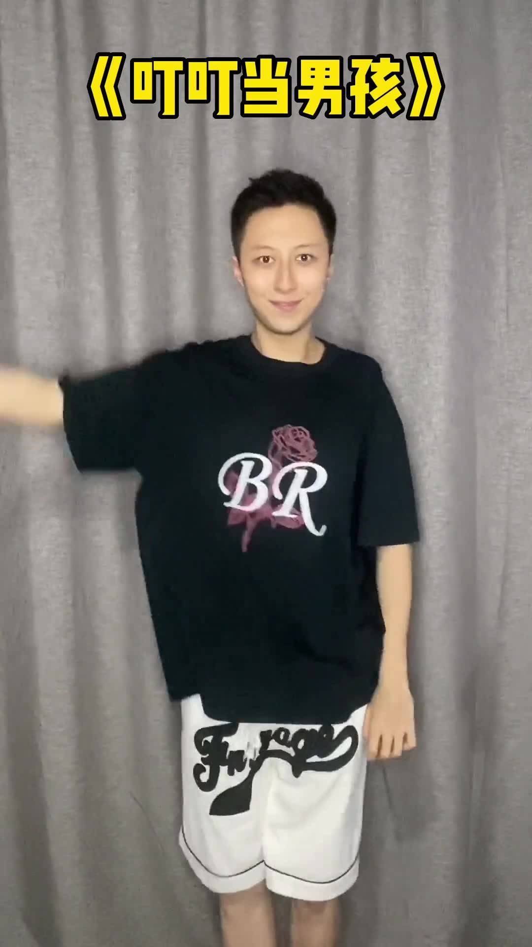 男孩一脸认真唱《铃儿响叮当》