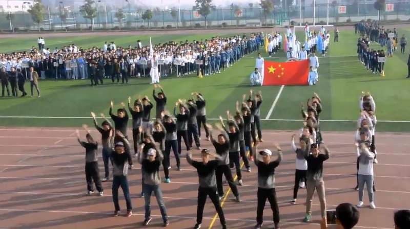 江苏高中的校园运动会开幕式表演,秀爆全场