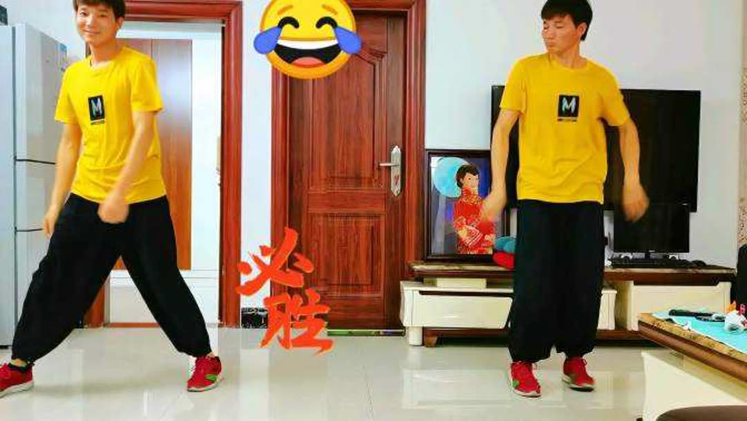 搞笑舞蹈表演《小鸡小鸡》,兄弟俩真会玩,你觉得好笑吗?