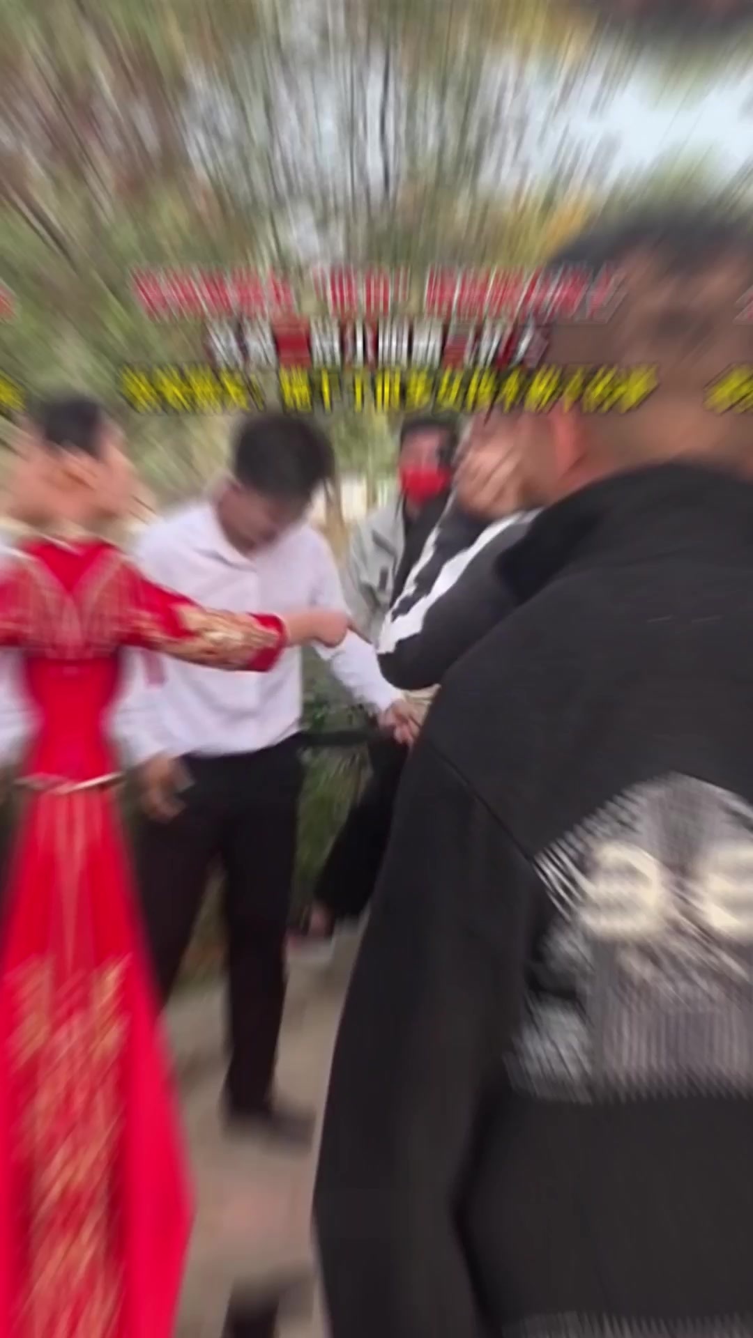 10月31日 安徽,新郎被朋友"欺负"婚闹倒在地上,新娘一路小跑霸气护夫,...