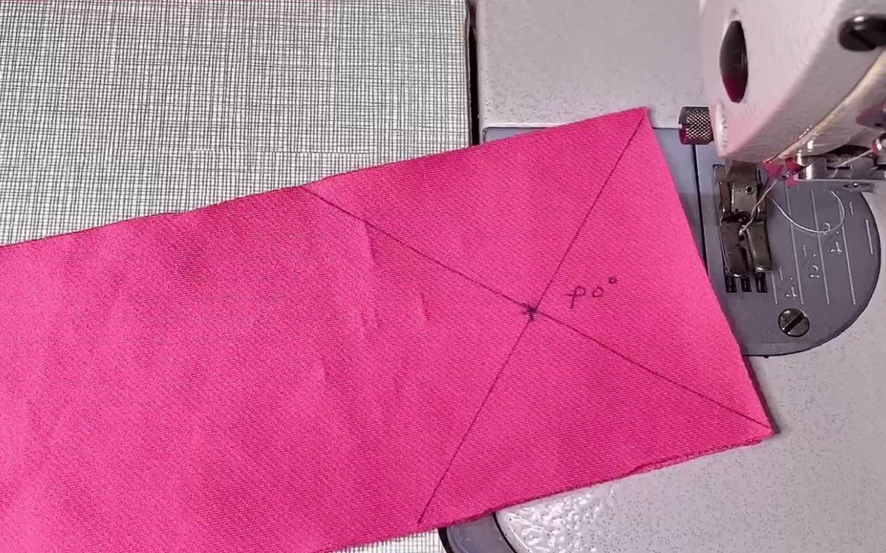 布块上面画两条交叉直线,沿着直角缝制,翻开来真神奇!