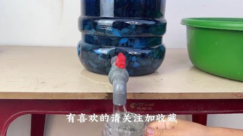 怎么制作水过滤器?小伙使用简单的材料制作了一个水过滤器
