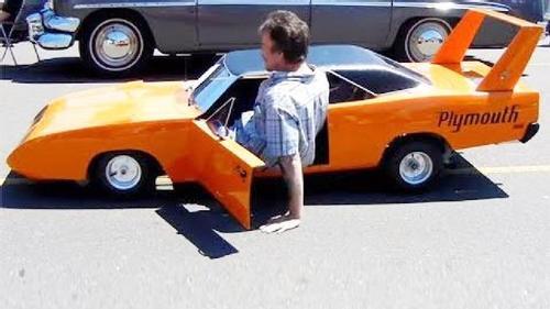 牛人自制的小型汽车,人们都认为跑不快,开起来才知道什么叫速度