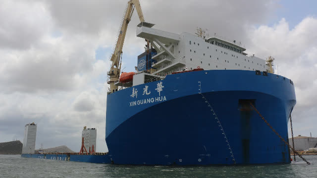 10万吨的中国制造!055大驱扛起就跑,更能跨海峡作战