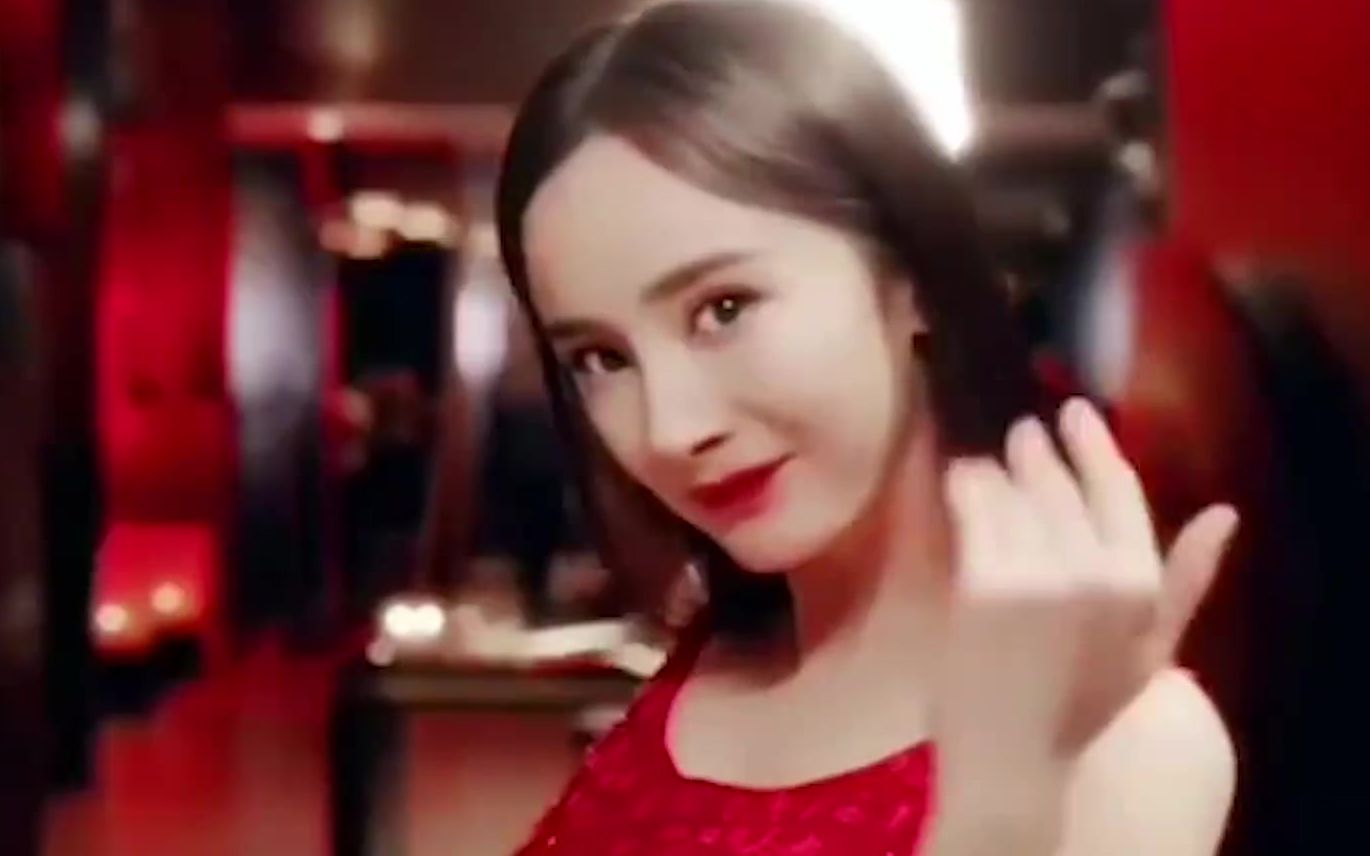 杨幂穿运动鞋走红毯,第一次被吐槽,这一次却被夸明智
