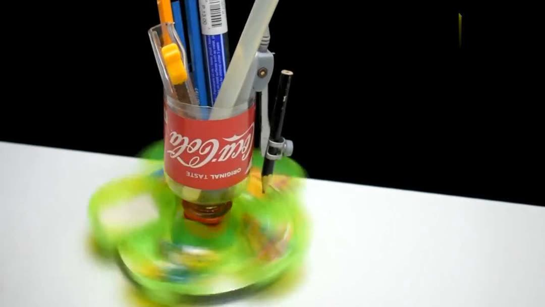 能旋转的笔筒,几个塑料瓶就能做一个,比买的实用太多了