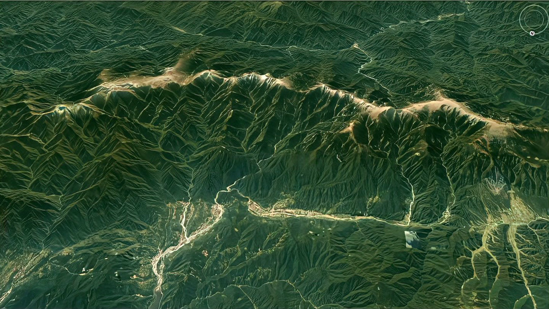 卫星地图看秦岭主峰太白山,气势恢宏的秦岭山顶却是一片开阔平地