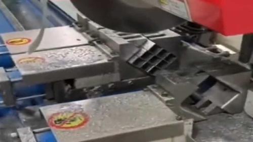 有了这件不锈钢方管下料机后,辞退了30名工人,这也是一大笔开支!