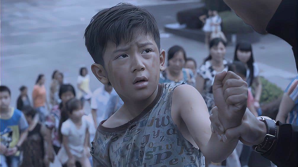 小男孩被拐走上街乞讨,不料被特警叔叔撞见,结局让人拍手称赞