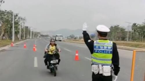 这大姐简直太有趣了,交警大哥明明是在指挥道路,大姐却以为是在打招呼!