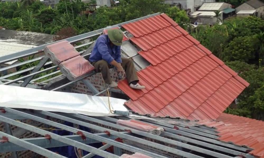 钢结构房屋瓦片安装,不注意还以为是水泥建筑,真是让人大开.