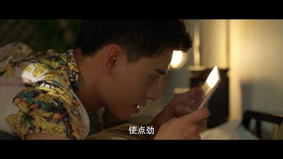 看夏耀这待遇,自己忙着打游戏,大粽子给挠痒痒