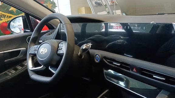 来看第十代索纳塔的内饰,这样按键式换挡还是第一次见