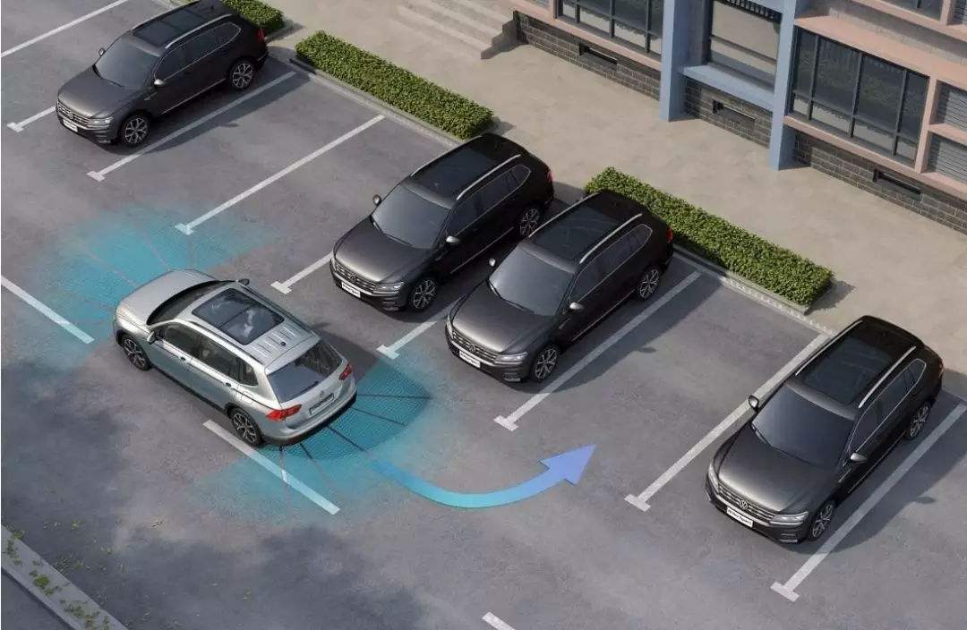 现实中倒车入库操作技巧,新手简单易学,掌握要点超级简单!