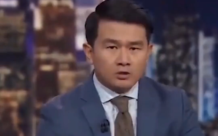 当华裔脱口秀演员,在美国节目上被要求说中文,网友:这个主持人得加...