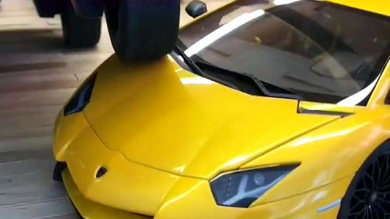 汽车模型小哥哥,这车真炫凌驾于跑车之上,太帅了心动的感觉!