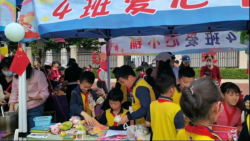 校园义卖会,小学生最钟意哪些东西?不是美食小吃