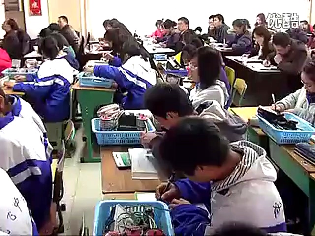 《测量小灯泡的电功率》初三物理优质课展示.