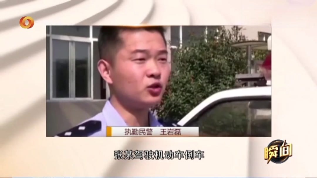 出租车违章倒车,撞到了全程低头玩手机行人,交警:两人都有责任
