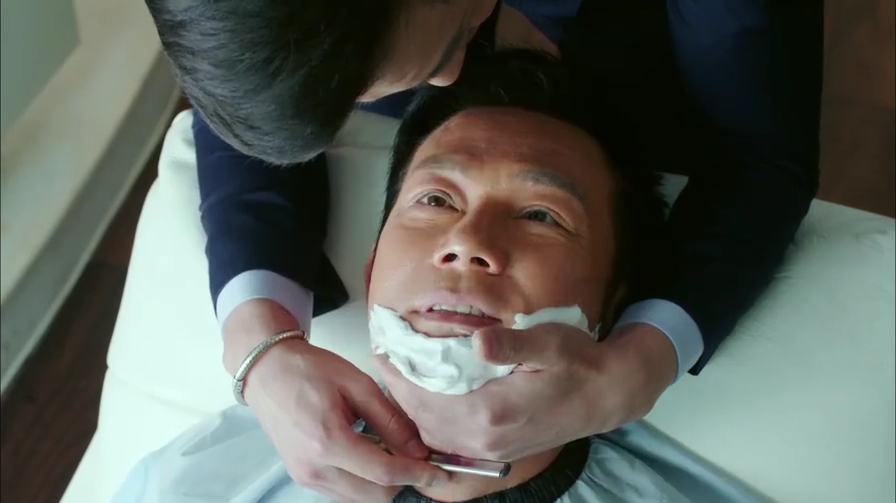 小伙帮上司刮胡子,不料小伙竟拿刀片威胁上司,这下惨了