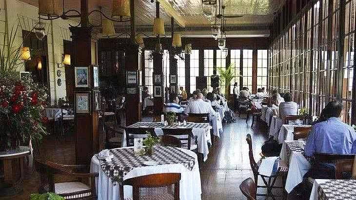 金鱼咖啡馆你见过吗?将饭店变成金鱼缸,边吃边做足疗